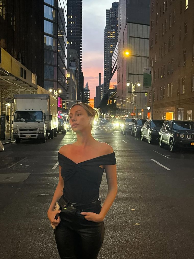Con 25 años, Ester Expósito arrasó en Nueva York con un vestido que no dio espacio para la ...