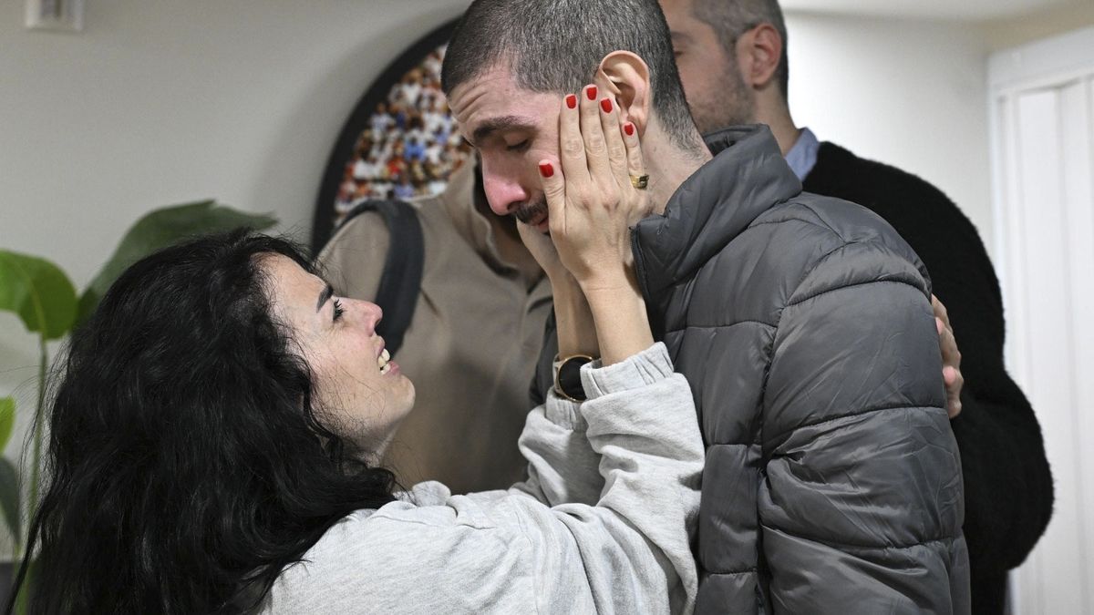 Hambrientos y demacrados: el estado de los rehenes liberados por Hamas