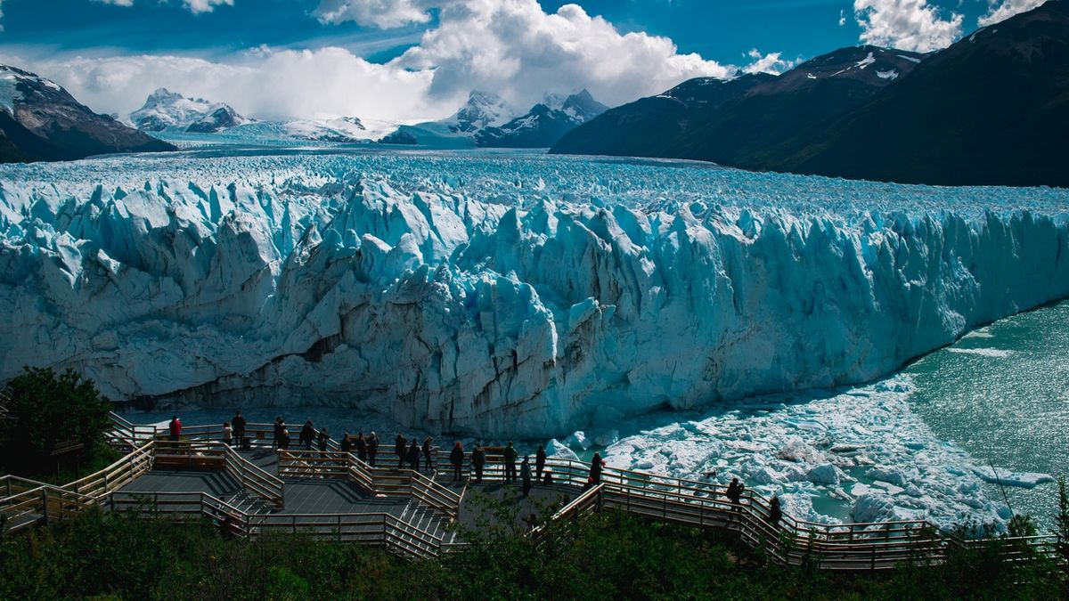 El impactante video de un iceberg que emergió en el Glaciar Perito Moreno