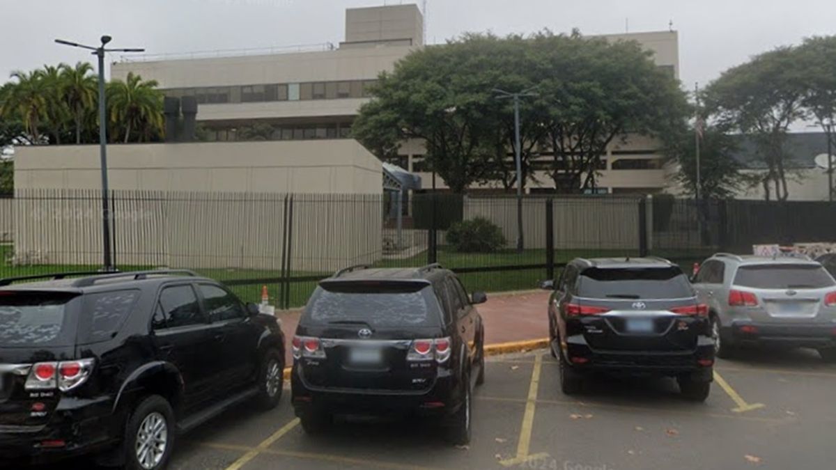 Detuvieron a un hombre que amenazó con inmolarse en la Embajada de ...