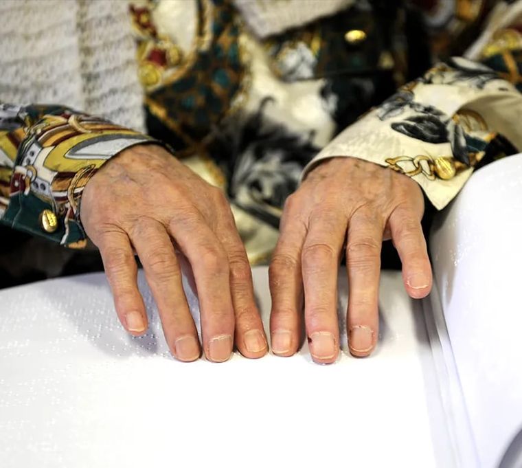 Inclusión y fe: biblia en braille y videos en lenguaje de señas para ...