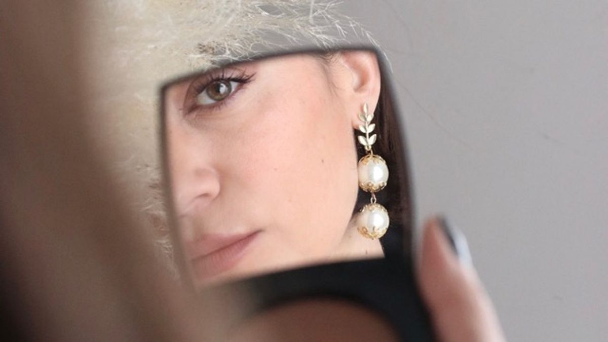 La moda de los noventa regresó con fuerza y se renueva en los accesorios