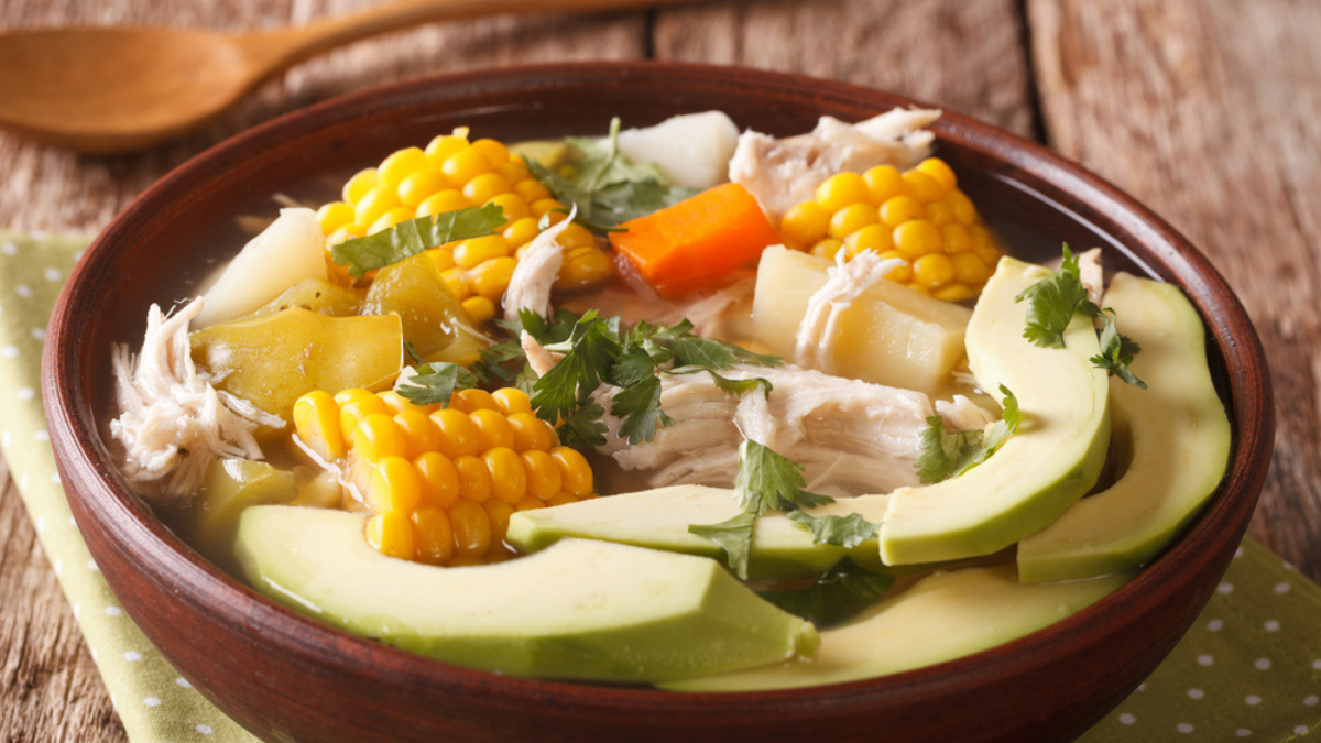 Explora los sabores de Colombia con un delicioso ajiaco casero