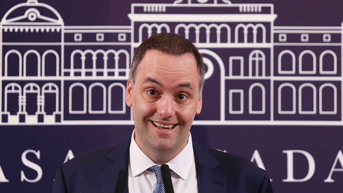 El video del furcio de Manuel Adorni en plena conferencia de prensa