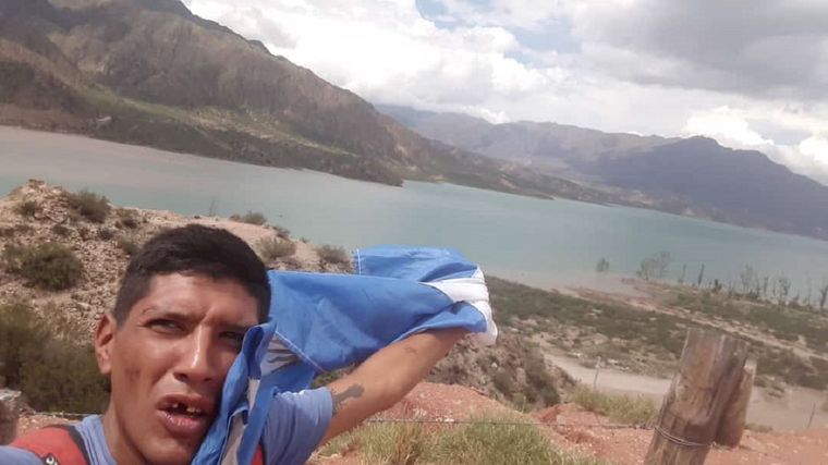 Todo por el Tomba: un hincha se fue caminando a Chile para alentar a ...