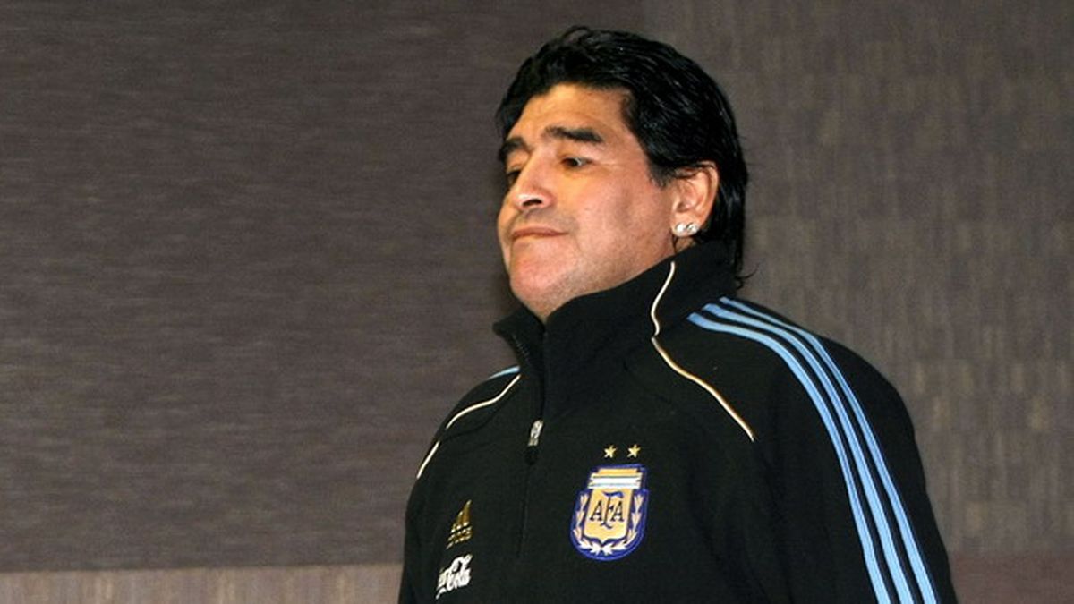 El arito de Maradona se subastó en 25 mil euros