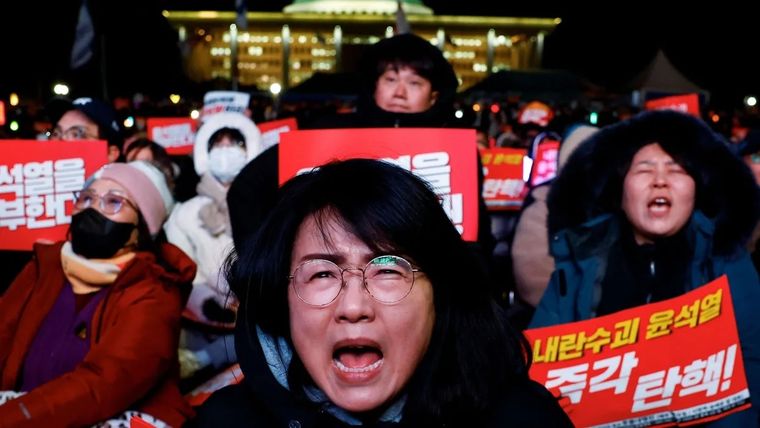 Miles de personas salen a protestar en Corea del Sur después de que el ...