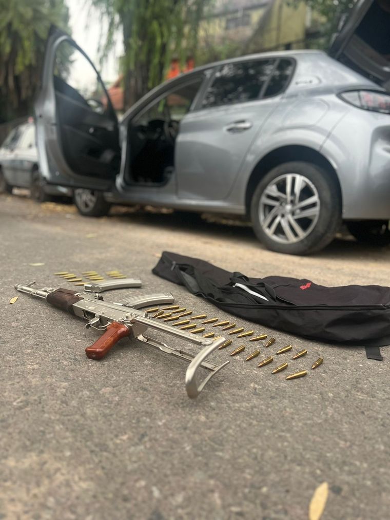 Un exconvicto circulaba en un auto robado y llevaba un fusil AK-47: lo detuvieron en San Isidro