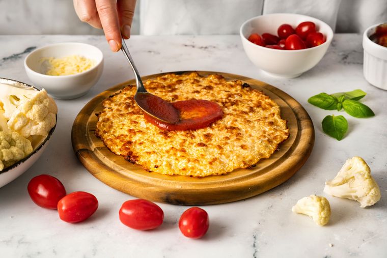 Prepara esta receta de pizza de coliflor y dale un giro al sabor de la ...