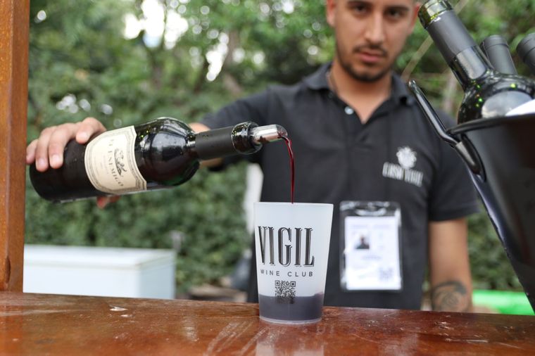 Una novedad: se puede comprar vino dentro del Frank Romero Day
