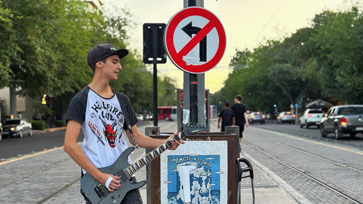 Dejó su trabajo formal para tocar heavy metal en las calles de Mendoza