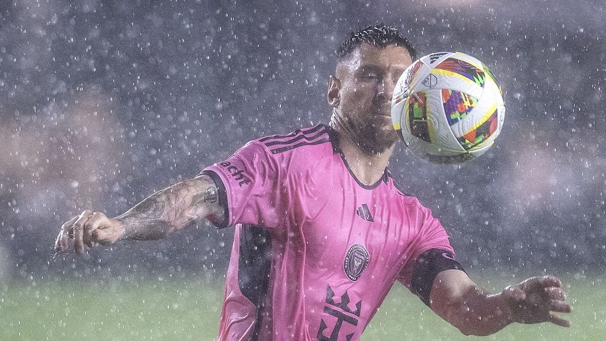 La brillante jugada de Lionel Messi bajo la lluvia en Miami