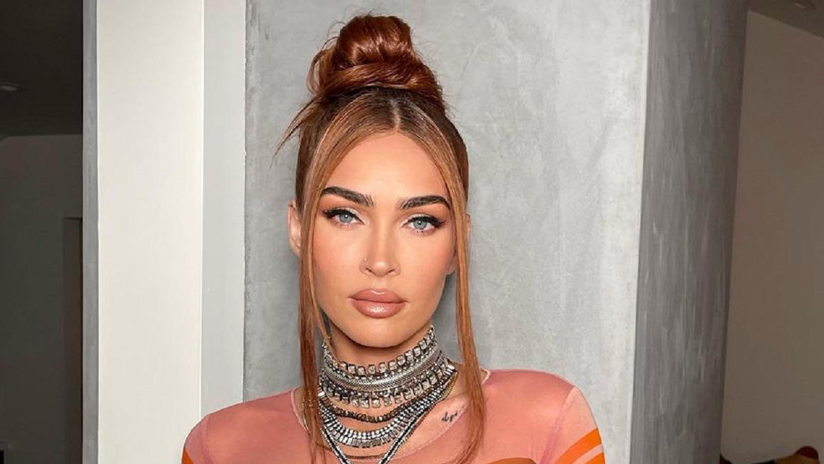 Megan Fox posa con un vestido de transparencias y deja una curiosa ...