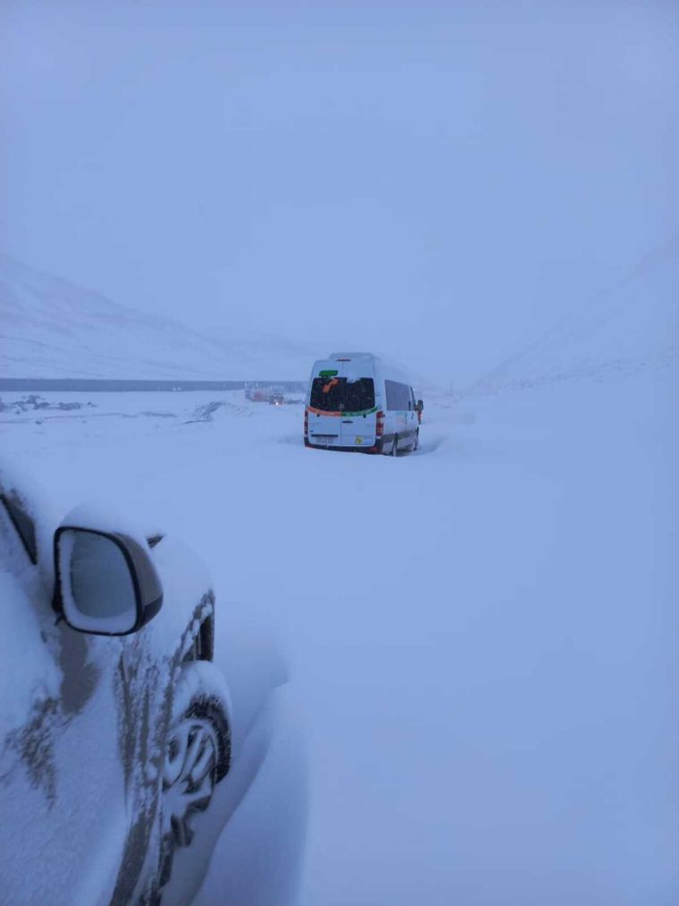 Comenzó el rescate, pero hay cientos de personas aisladas por la nieve