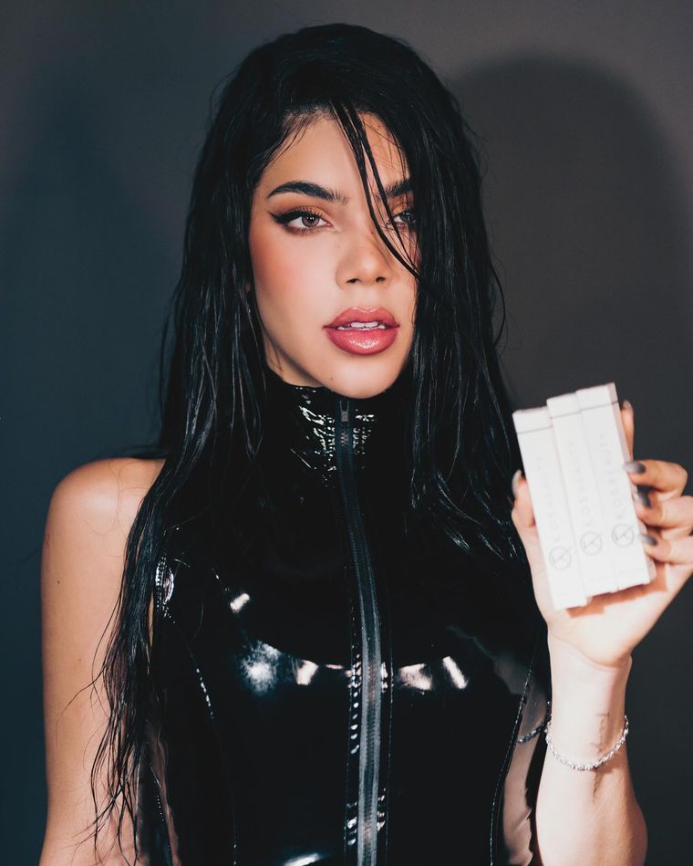 En microbikini, Kenia Os deslumbra con su cuerpo al natural