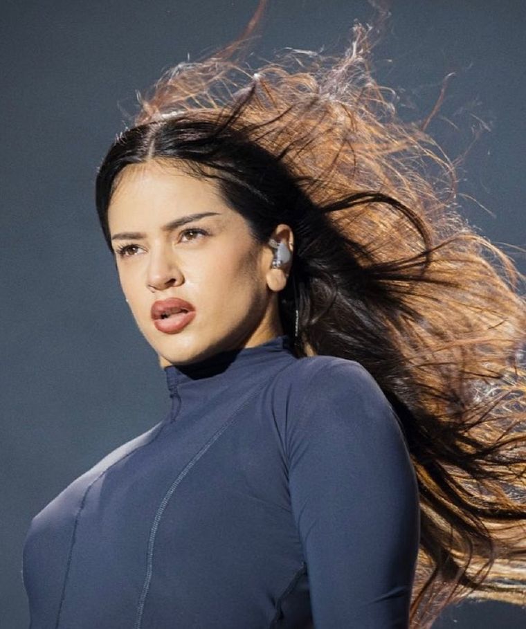 Rosalía muestra su figura curvilínea con poca ropa en Instagram