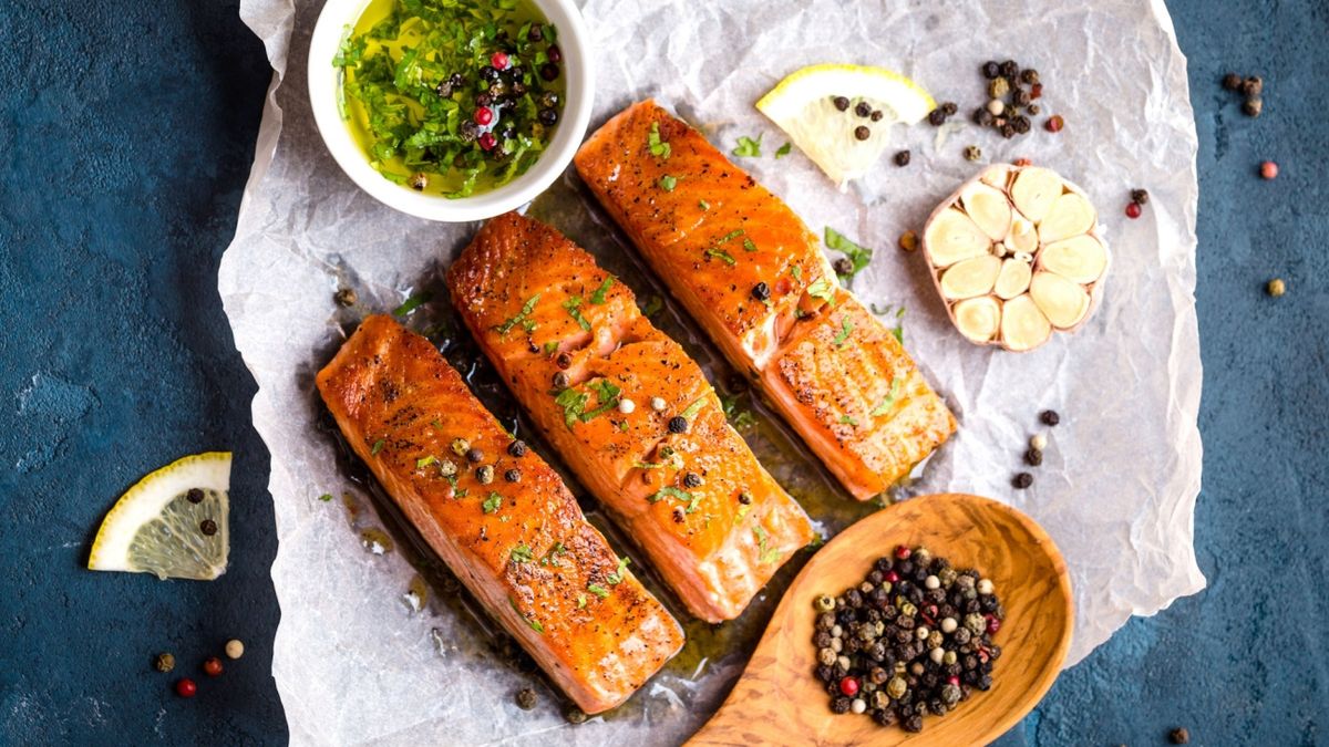 Prepara salmón con hierbas y queso feta en minutos