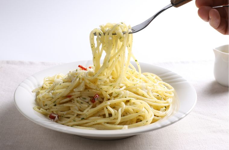 Disfruta de tu pasta preferida con ajo, perejil y parmesano