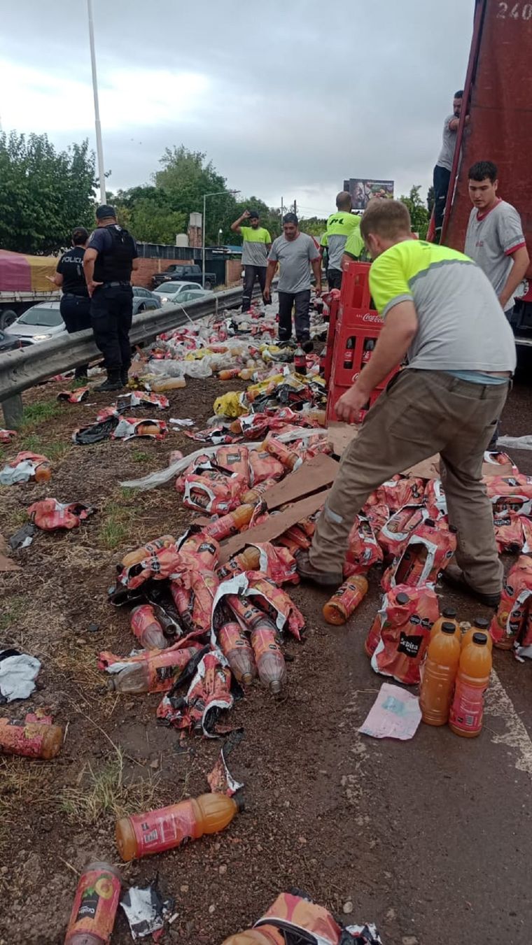 Un camión volcó su carga en Acceso Sur y Rodríguez Peña y hay ...
