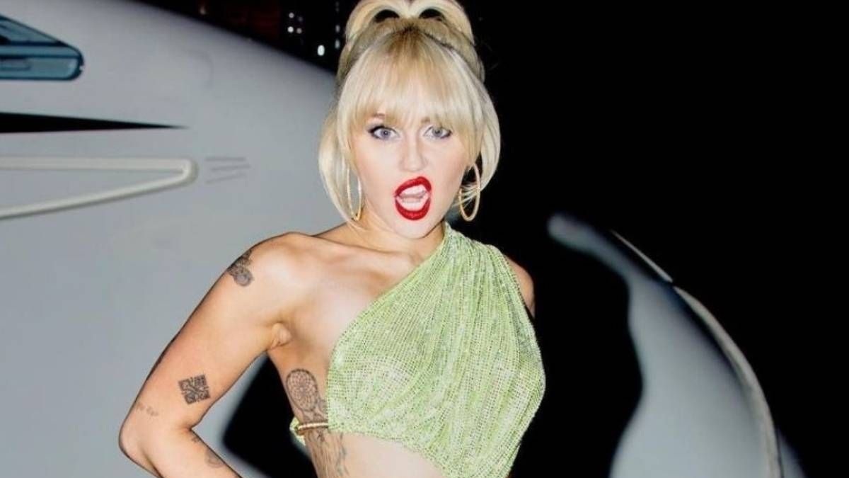 Desde la ducha, Miley Cyrus cantó un adelanto de Flowers