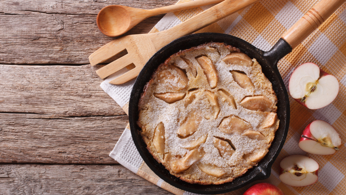 Bizcocho de manzana en sartén: receta fácil y sin horno
