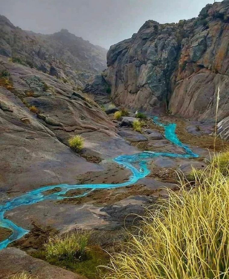El extraño río turquesa que se esconde en uno de los paisajes más ...