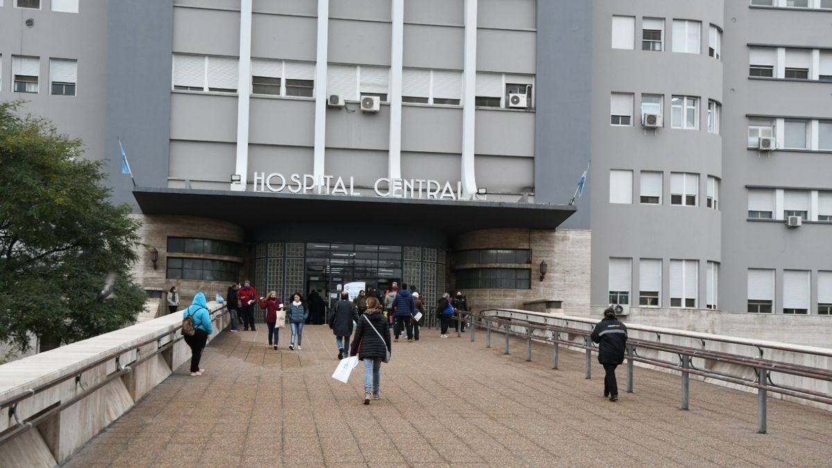 Cayó el hombre que había escapado del Hospital Central mientras estaba ...