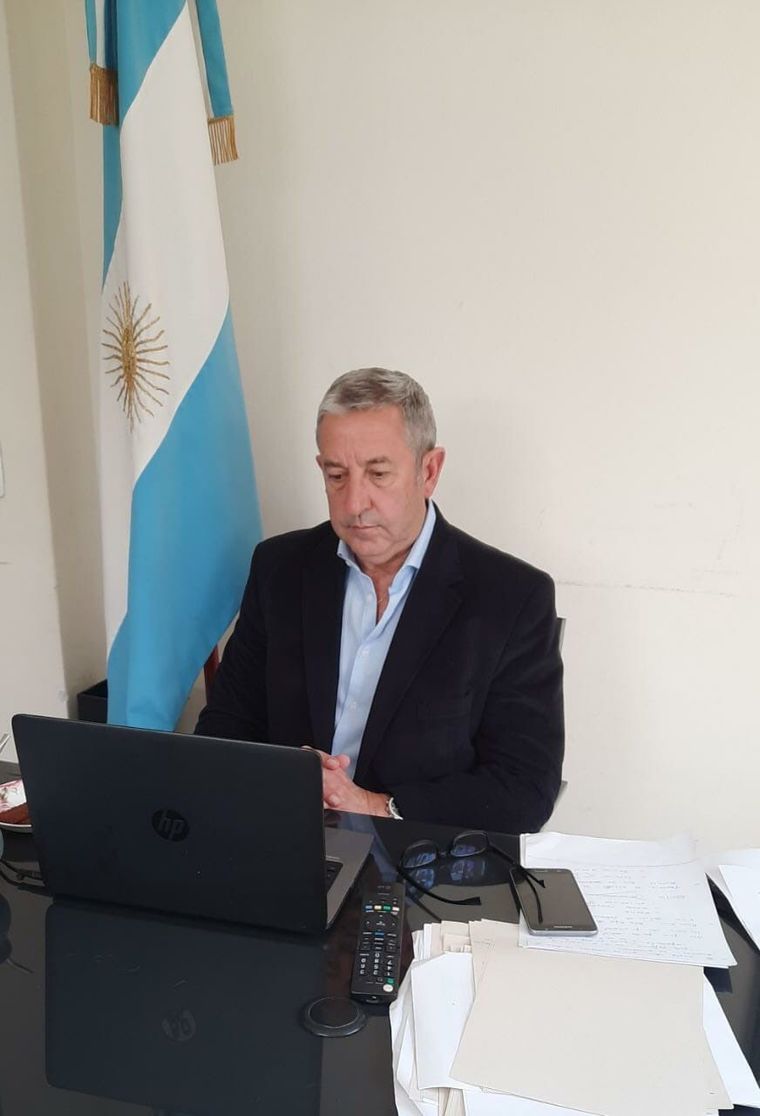 Cobos salió a respaldar a Suarez y presiona a Alberto