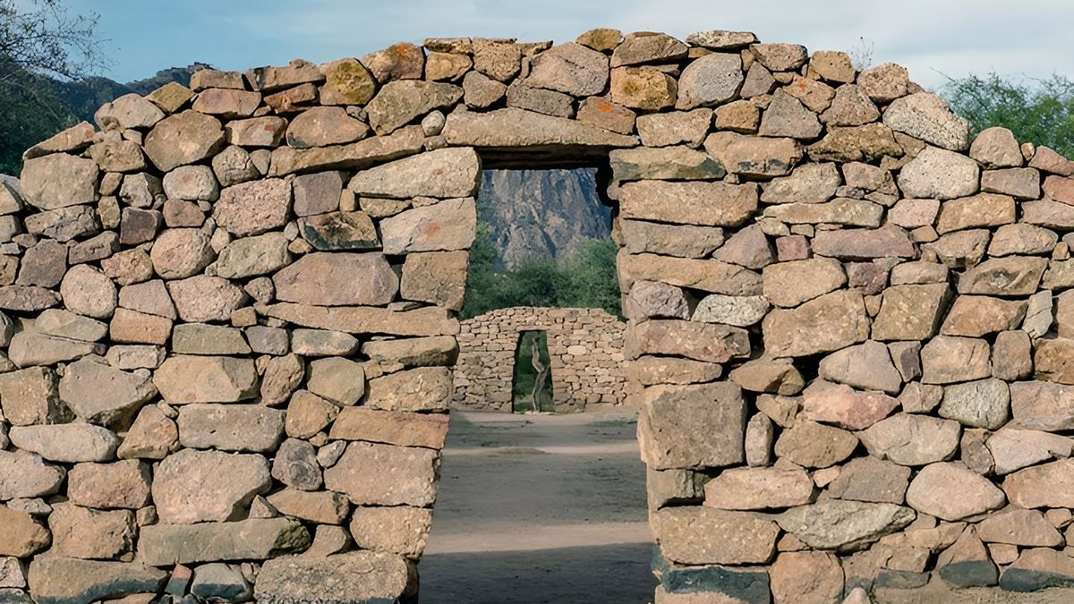 Ruinas incas en medio de las montañas: este pueblo es uno de esos ...