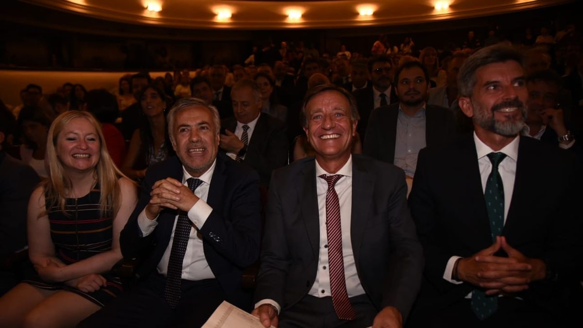 El mensaje de Suarez y Cornejo tras la entrega de diplomas a candidatos ...