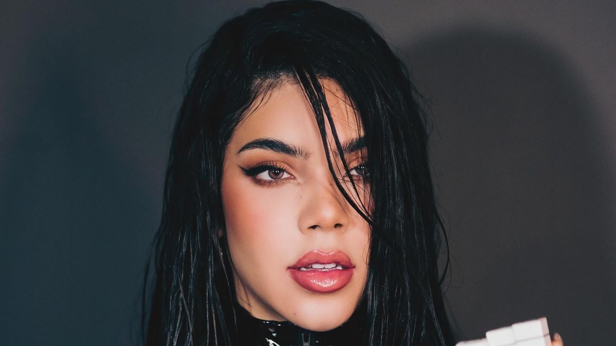 En microbikini, Kenia Os deslumbra con su cuerpo al natural