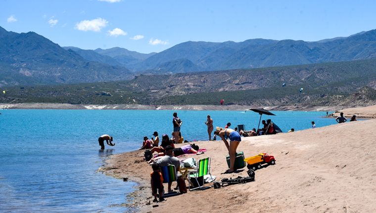 Multas millonarias para quienes se bañen en espejos de agua no autorizados