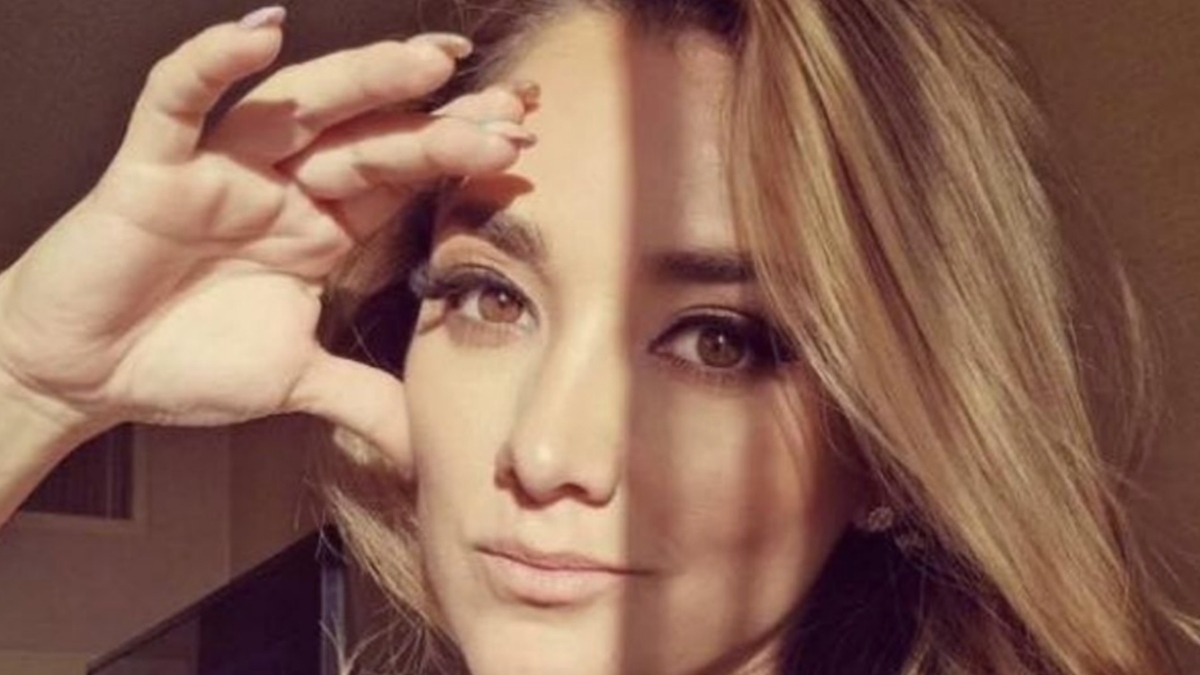 Sherlyn deja ver su ropa interior con un vestido negro