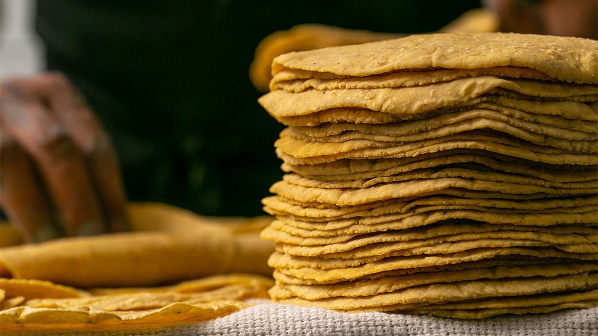 ¿Cómo preparas tortillas de maíz mexicanas paso a paso y super ...