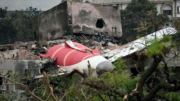 Las duras críticas al informe preliminar sobre el accidente del avión de Air India en el que ...