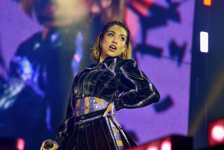 El momento en el que María Becerra subió a su público al escenario de la Fiesta Provincial de la ...