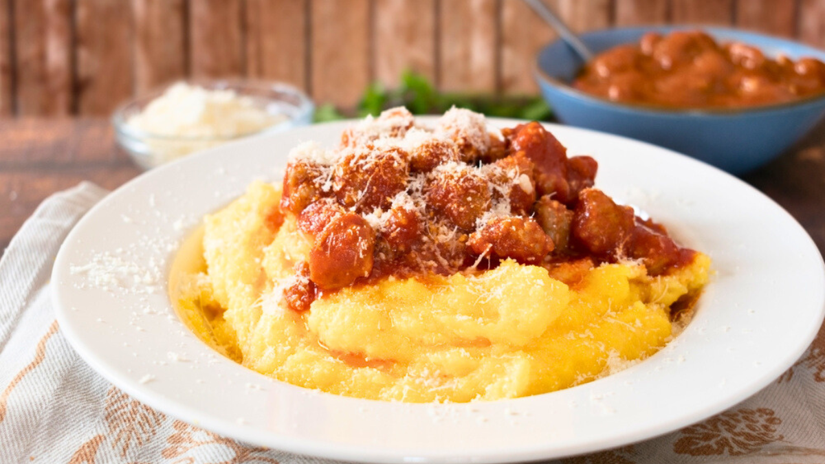 Receta auténtica de polenta con salsa de ragú italiana