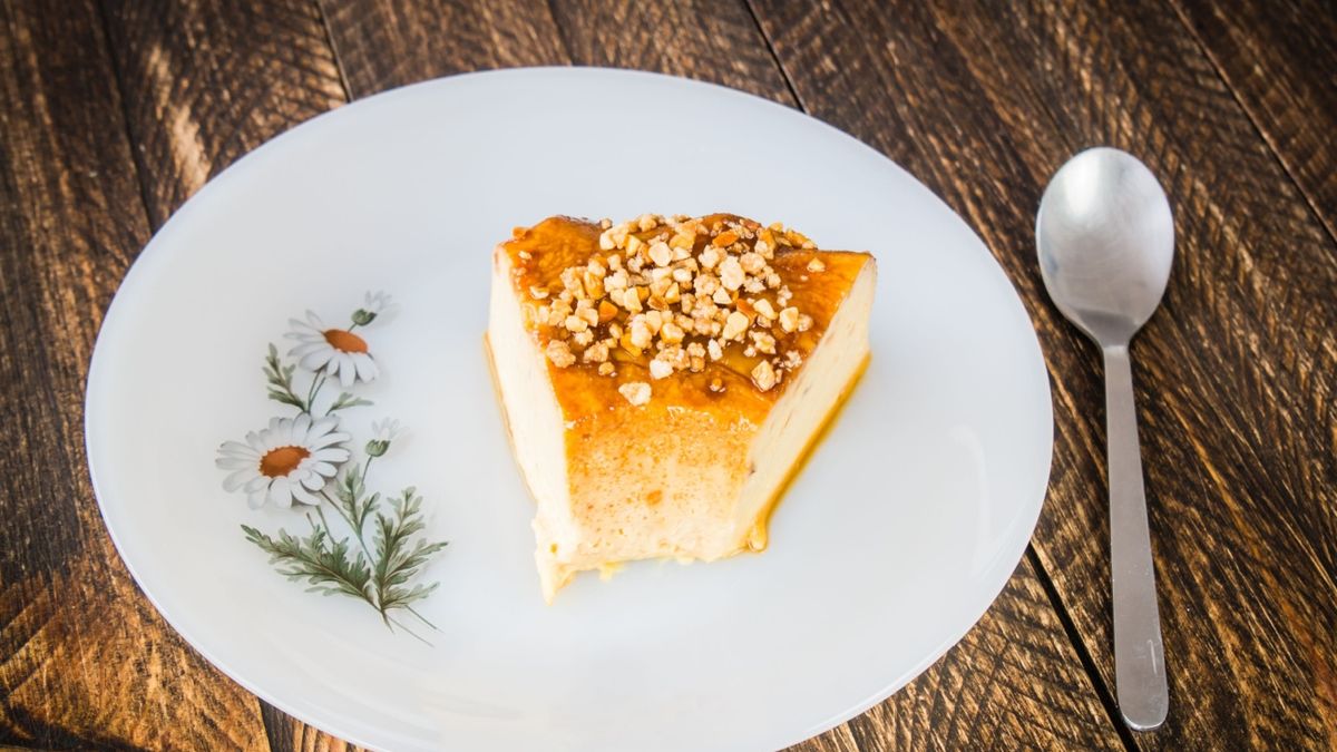 Así se prepara el mejor flan de turrón, una receta clásica de España