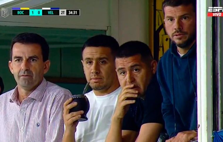 El inusual festejo de Riquelme en el gol de Morales que le dio la punta ...