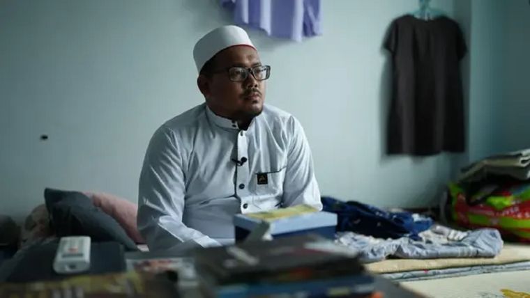 El hombre que llora la pérdida de 170 seres queridos en el terremoto de Myanmar