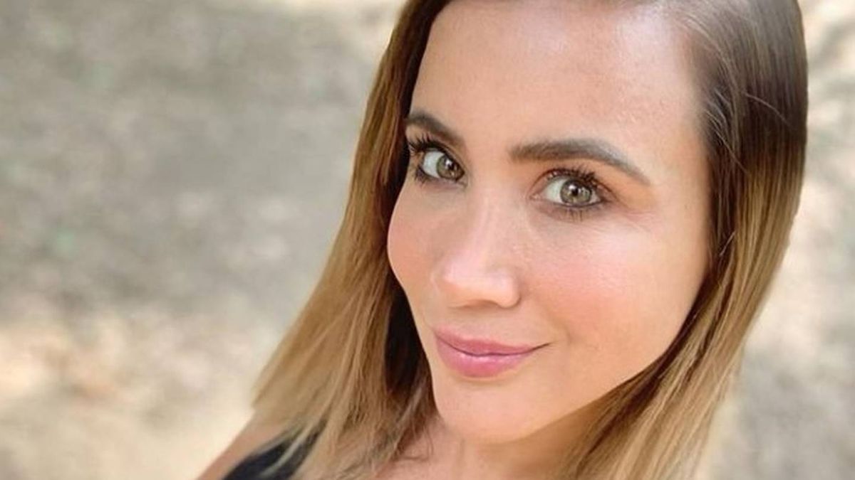 Mariazel encandila con un coqueto minishort negro y medias de red