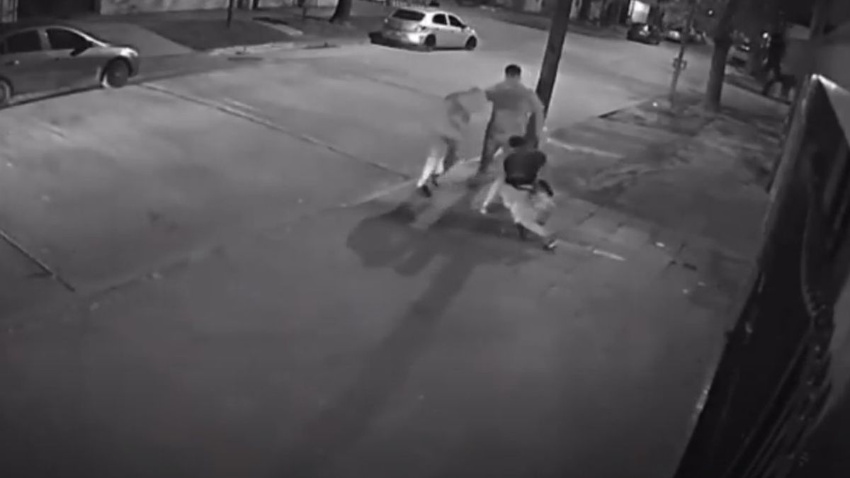 Video: violento ataque en patota a un joven de 17 años a la salida de ...