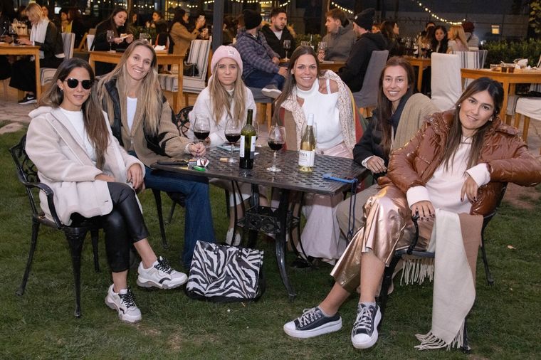 Las imágenes de un sunset espectacular con vista a la montaña