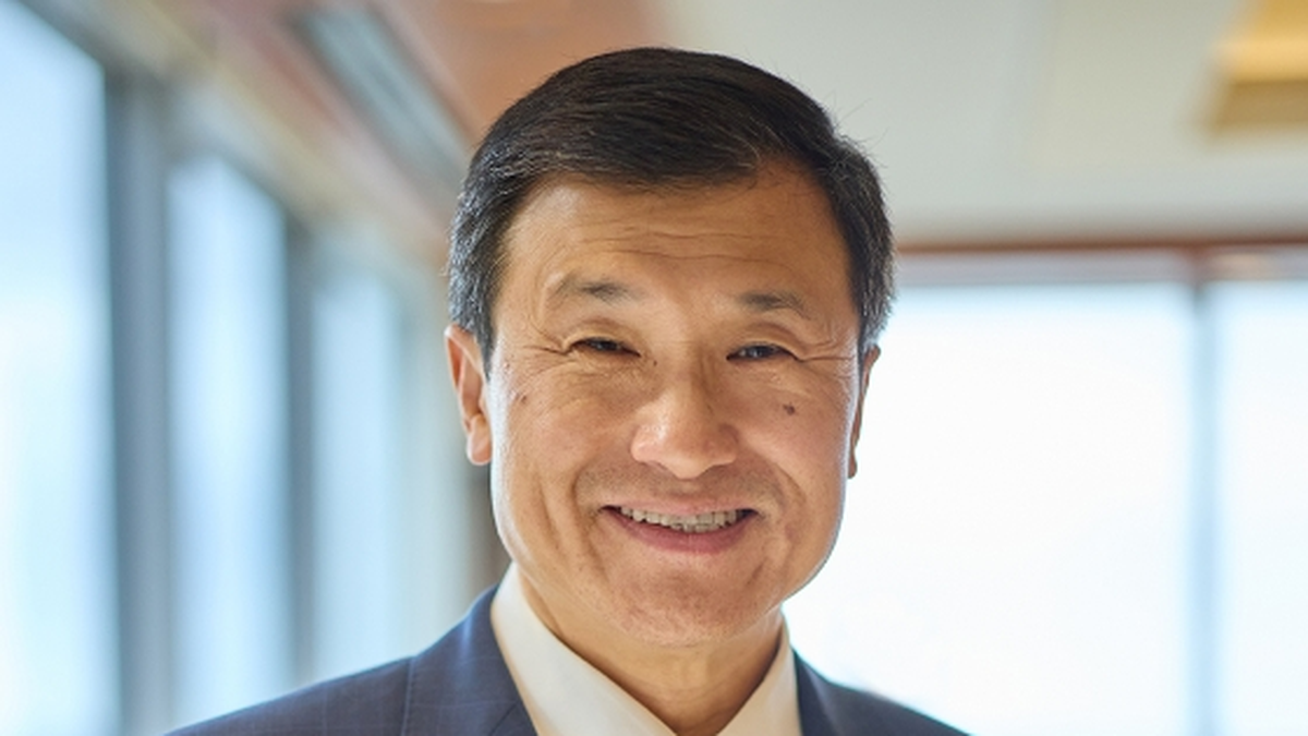 Quién es y cómo invierte Li Lu, el Warren Buffett chino