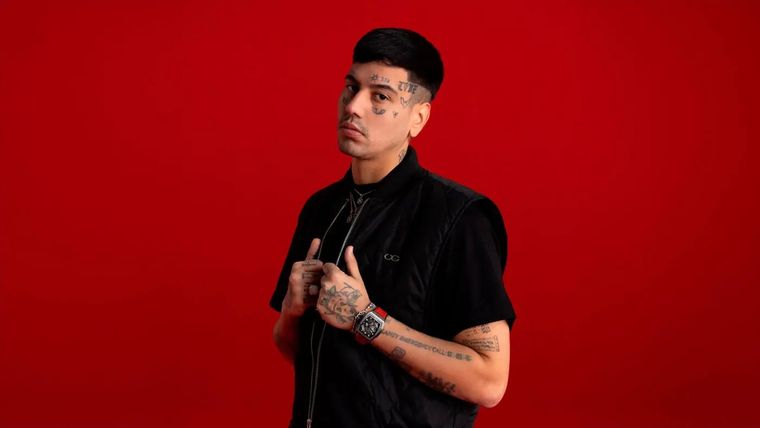 Duki llegó a Mendoza y entrenó con un histórico equipo de básquet