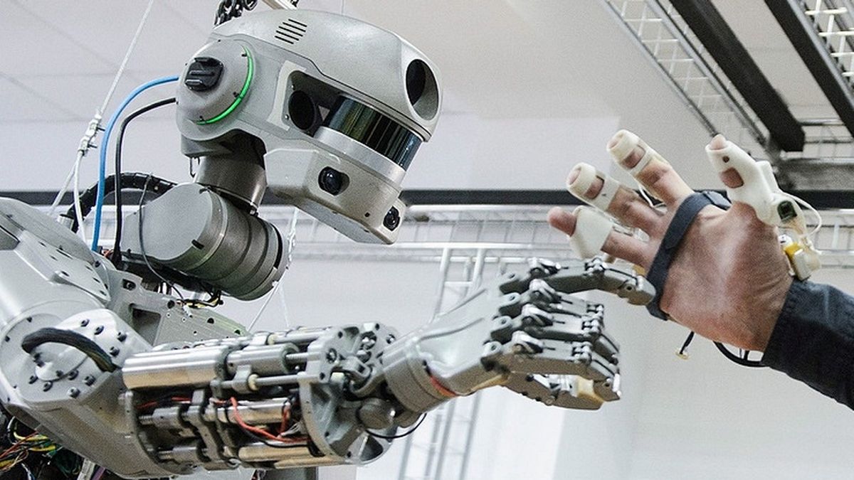 La OTAN lleva tanques a Ucrania y Rusia los enfrentará con un robot ...