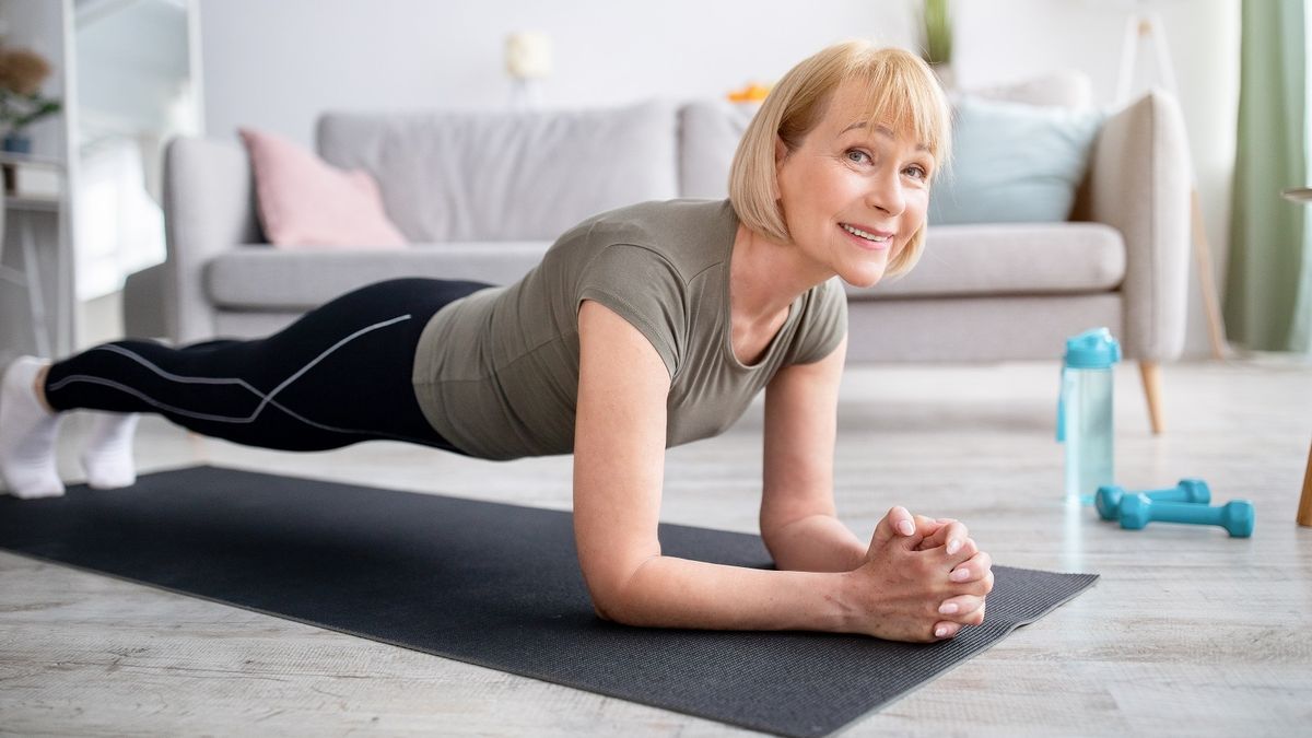 Tres tipos de planchas para ejercitar y tonificar el abdomen a los 50 años