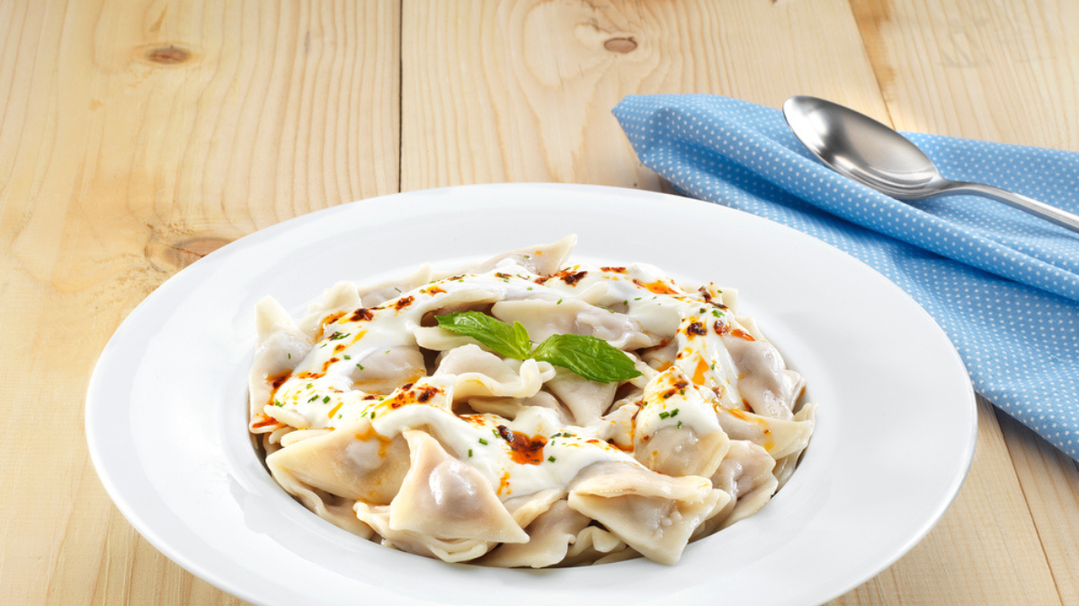 Manti con yogur y mantequilla especiada: receta tradicional