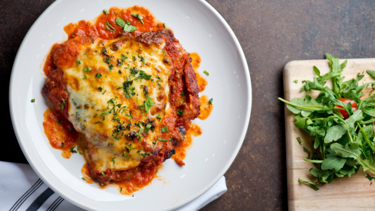 Receta fácil de pollo a la parmesana: ideal para cenas familiares