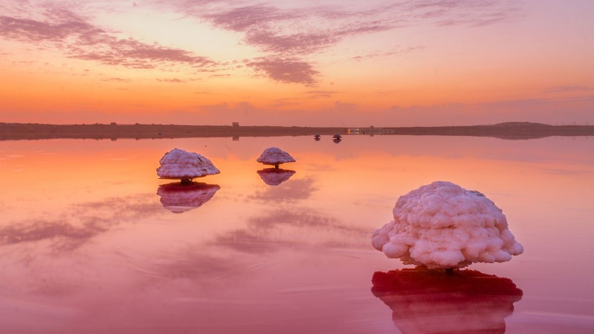 Un lago rosa convierte a este pueblo en destino imperdible